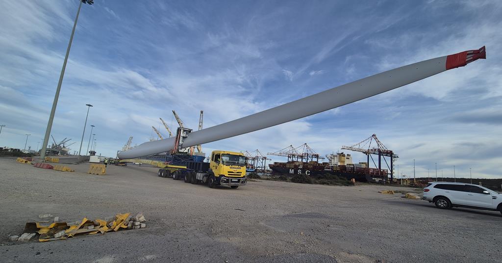 Vanguard doubles down with wind blade shunt trailers | Heavy Lift ...