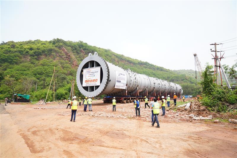 ISS Global Forwarding delivers splitters for refinery expansion | Heavy ...