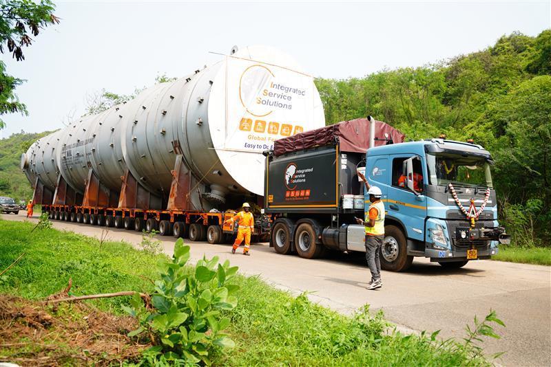 ISS Global Forwarding delivers splitters for refinery expansion | Heavy ...