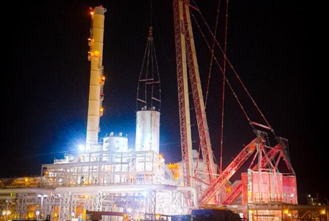 Mammoet replaces process towers | News | Heavy Lift & Project ...