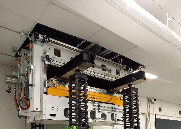 Bovis lifts with Enerpac cube jacks | News | Heavy Lift & Project ...