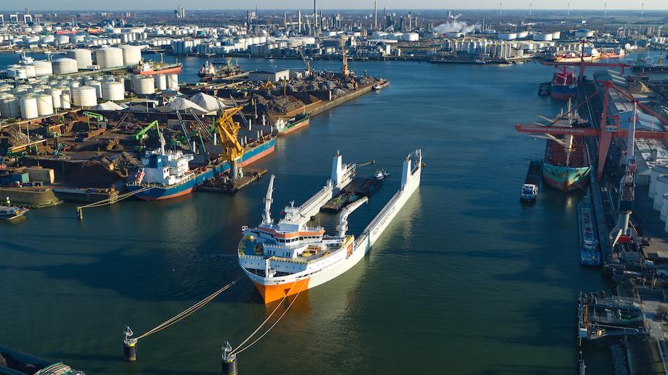 Dutch Cory team debuts with barge transport project | News | Heavy Lift ...