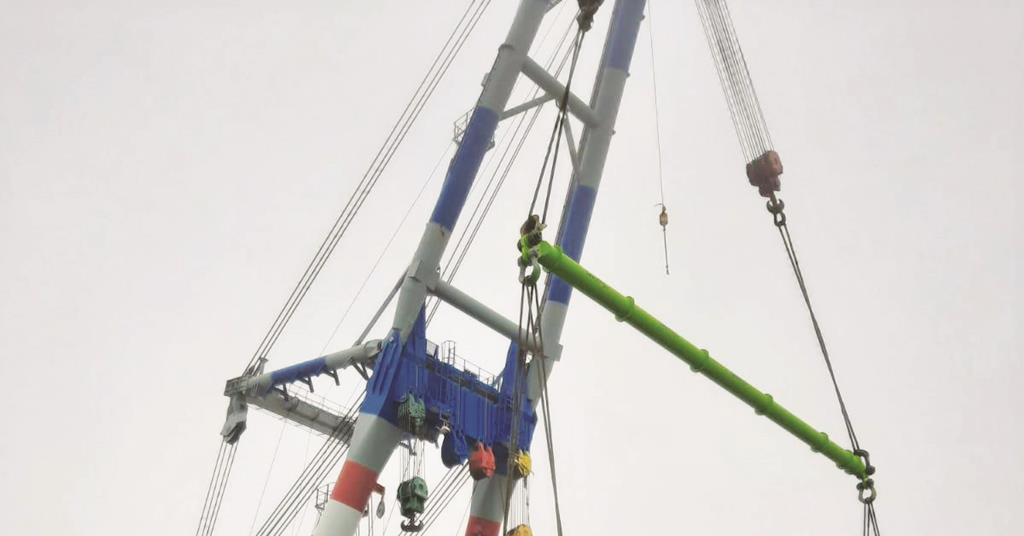 Inaugural lift for the MOD 1100/2000 | News | Heavy Lift & Project ...