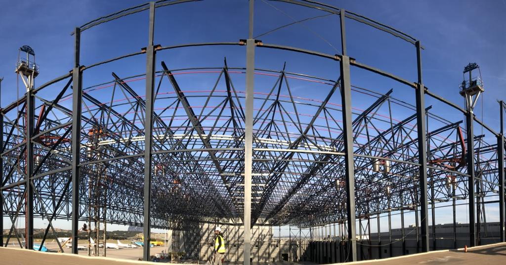 Sarens lifts 925-tonne roof for New Globalia Maintenance Hangar at ...