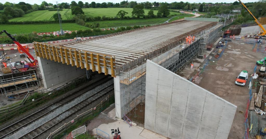 Beams installed as part of HS2 bridge near Kenilworth | Heavy Lift ...