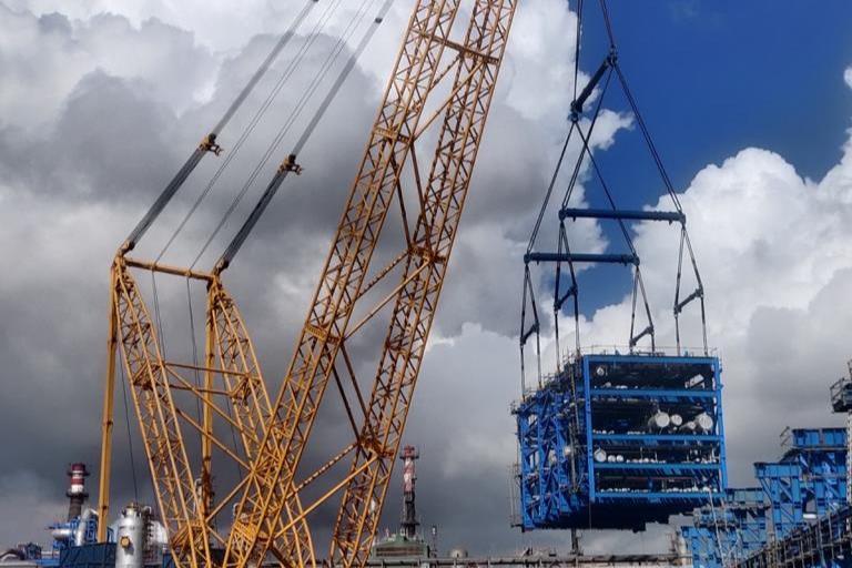 SGC-120 in refinery heavy lifts | News | Heavy Lift & Project ...
