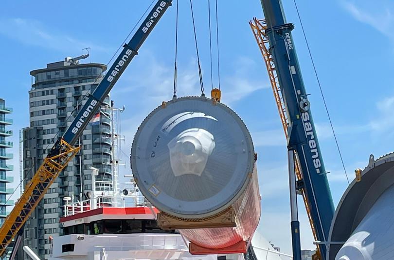 Cargoes move through Manchester Ship Canal | News | Heavy Lift ...