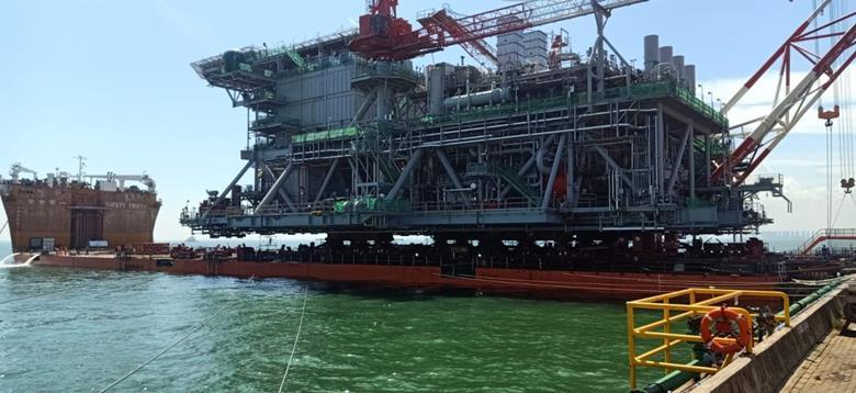 Mammoet loads out topside module in Singapore | News | Heavy Lift ...