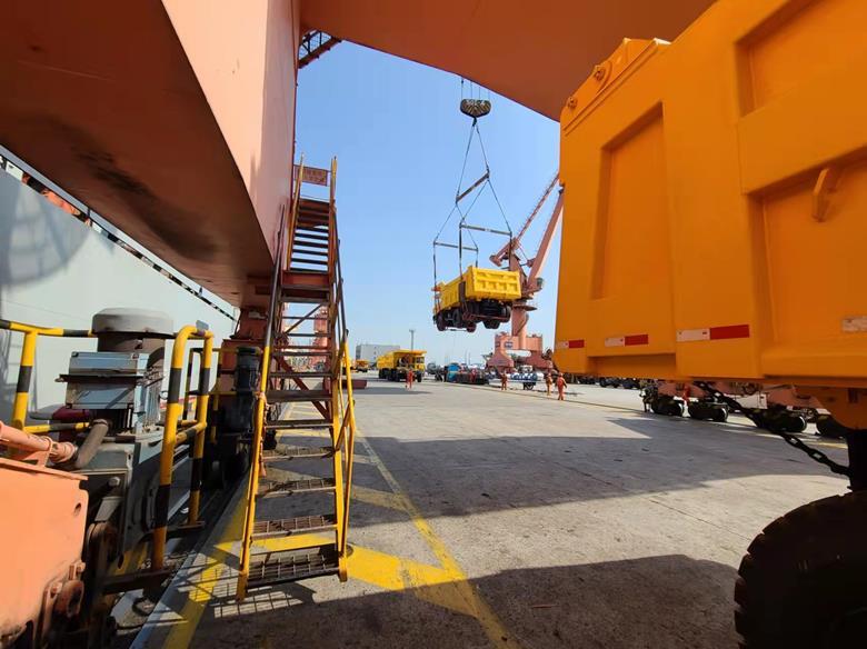Dump trucks to Durban | News | Heavy Lift & Project Forwarding ...