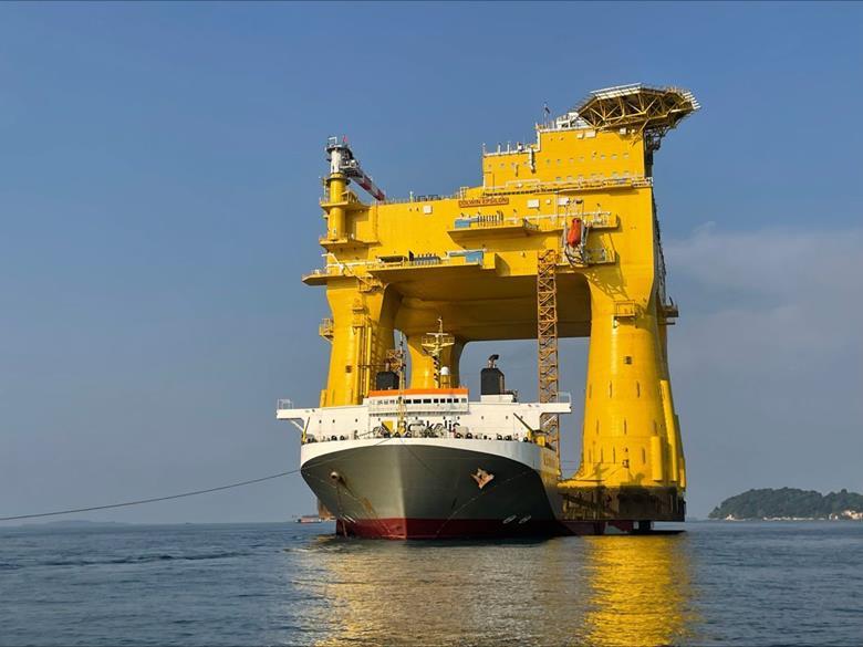 Mighty Servant 1 departs with DolWin Epsilon platform | Heavy Lift ...