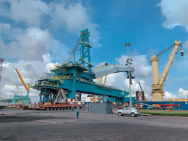 Ship loader sails with Jumbo | News | Heavy Lift & Project Forwarding ...